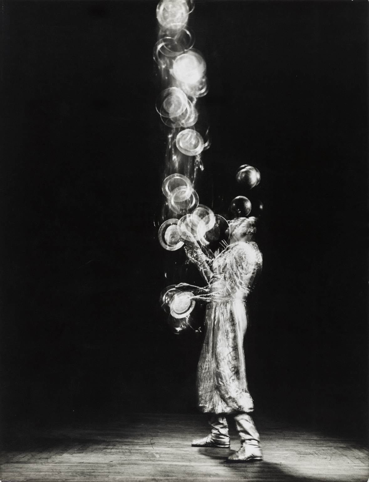 Stroboscopic Image of World’s Ace Juggler Massimiliano Truzzi Juggling ...